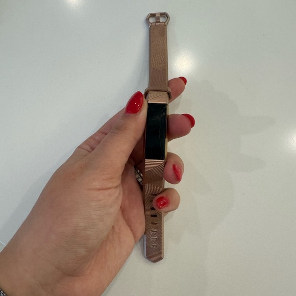 fitbit | Wearables | Fitbit Cracked Screen Unsure Condition As I Cant ...